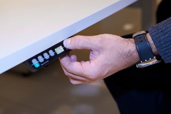 Mesa de escritorio elevable, con control eléctrico | Mobility