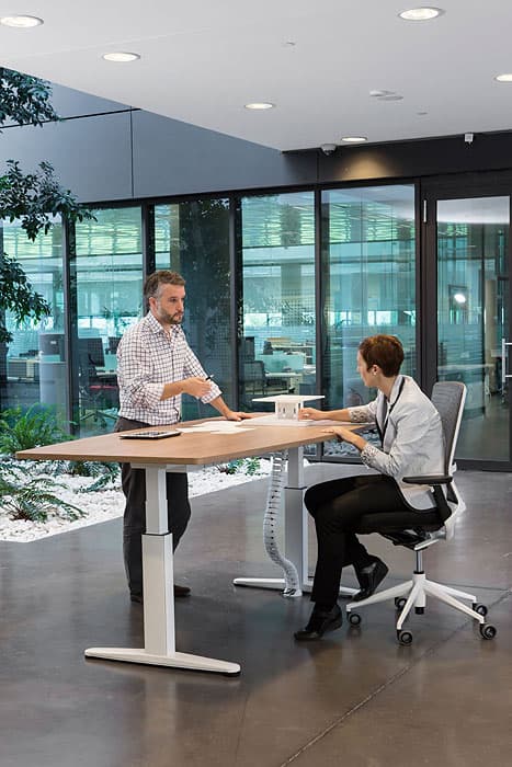 Mesa de escritorio elevable, con control eléctrico | Mobility