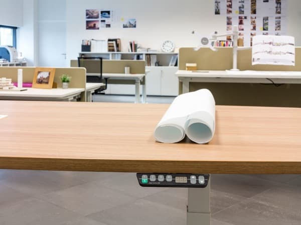 Mesa de escritorio elevable, con control eléctrico | Mobility